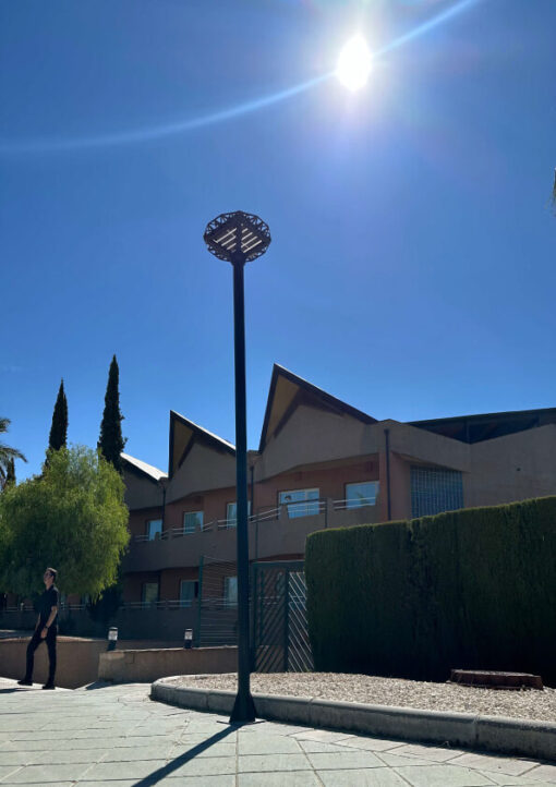 Las 5 mejores farolas solares para exterior 2025 - Maxfer